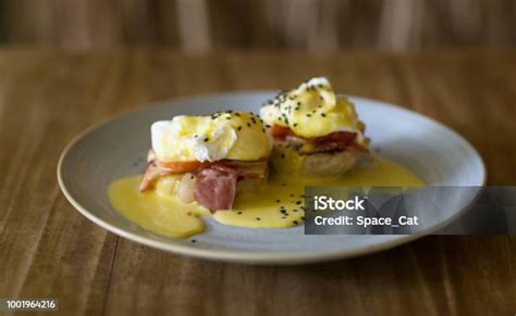 달걀 베네딕트구운 영어 머핀 햄 삶은 달걀 그리고 맛 있는 버터 Hollandaise 소스 달걀에 대한 스톡 사진 및 기타 이미지 Istock