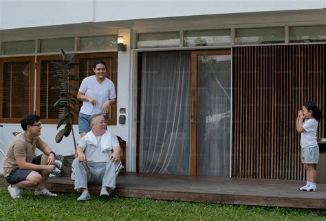 집에서 함께 운동하는 행복한 아시아 다세대 가족 아버지 어머니 할아버지는 귀여운 딸과 함께 휴식을 취하고 아침에 집 앞마당에서 놀고 운동하며 즐거운 시간을 보냅니다