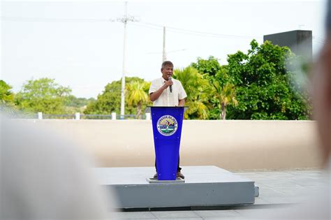 City Sinalubong Ng Mga Kawani Ng Pamahalaang Lungsod Ng Imus Ang
