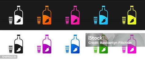 Atur Vodka Dengan Ikon Lada Dan Kaca Yang Terisolasi Pada Latar