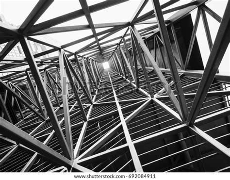 강구조 건축 추상배경 스톡 사진지금 편집 692084911