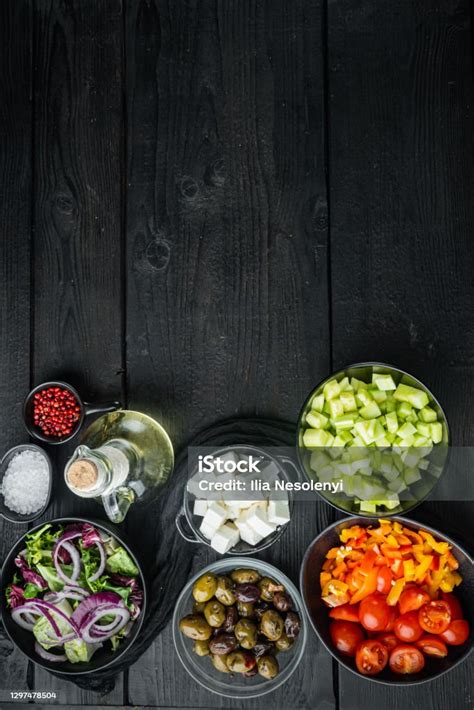 전통적인 그리스 샐러드재료 토마토 양파 올리브 페타 치즈 검은 나무 테이블 배경에 상단 보기 평면 텍스트 복사 공간이 누워 0명에 대한 스톡 사진 및 기타 이미지 Istock