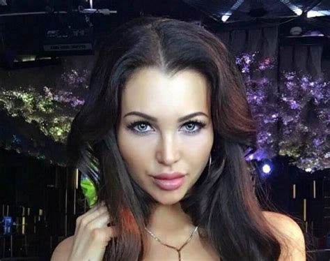 Busty Girls 48 Pics