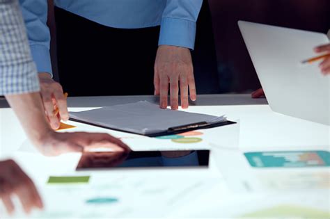 프로젝트 매니저는 팀과 함께 회사의 새로운 전략에 대해 논의하고 현대적인 사무실 인테리어 디자인을 통해 스타트업 제품을 작업하고