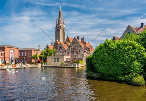 布鲁日 Brugge 城市景观与水运河和圣母教堂，佛兰德斯，比利时高清摄影大图 千库网