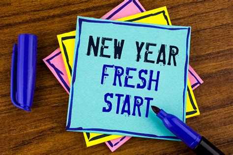 필기 텍스트 새 해 신선한 시작 쓰기입니다 나무 배경 표식 옆에 스티커 메모 용지에 작성 하는 꿈 일을 해상도 범위에 따라 시간을 의미 하는 개념 1월에 대한 스톡 사진 및