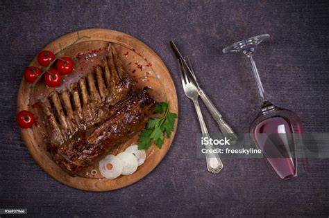 레드 와인 고 고기입니다 와인 한 병 유리 및 갈색 설탕 소스 발사믹 식초 양고기의 그릴된 선반 야채와 양고기 갈비 0명에 대한 스톡 사진 및 기타 이미지 Istock