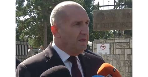 Президентът Румен Радев почете паметта на загиналите летци