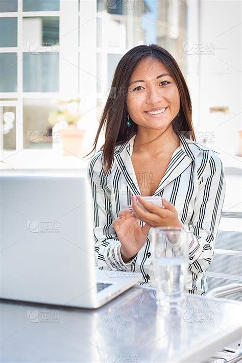 快乐的亚洲女商人发短信