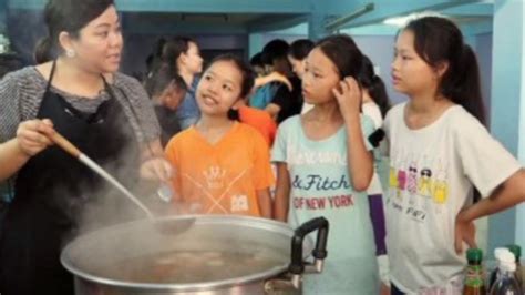 ນາງ ຄ ຣິ ສ ຕີ ອິນ ນຸ ວົງ ທອນ ຕັນ ອາ ສາ ສະ ໝັກ ຊ່ວຍ ເຫລືອ ອົບ ພະ ຍົບ ໃນ ປະ ເທດ ໄທ