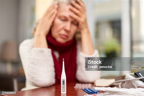 질병 계절 바이러스 문제 개념 온도계의 온도에서 독감에 걸린 노인 여성 온도계에 초점 60 69세에 대한 스톡 사진 및 기타 이미지 60 69세 가정 생활 건강관리와