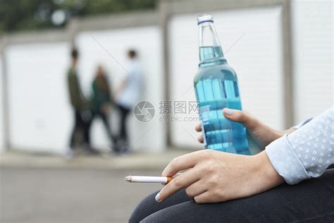 青少饮酒吸烟高清图片下载 正版图片300434672 摄图网