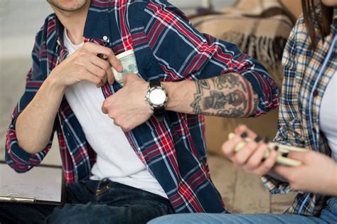 Junges Paar Das Geld Z Hlt W Hrend Auf Boden Sitzt Premium Foto