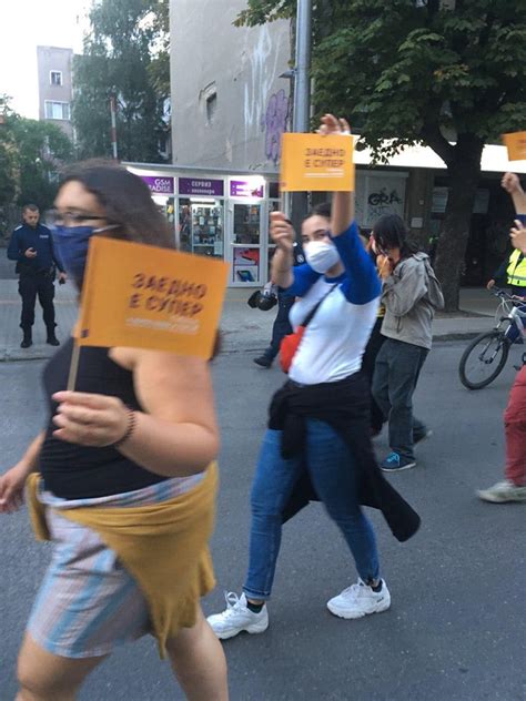 ПЪЛНА АНАРХИЯ Метежниците рамо до рамо с гейпарада гейове и лесбийки шестват из София с