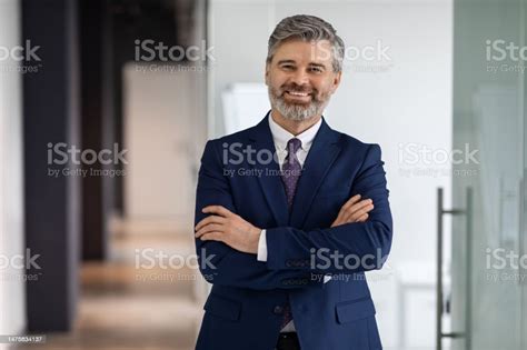 팔짱을 끼고 서 있는 양복을 입은 잘생긴 중년 사업가의 초상화 변호사에 대한 스톡 사진 및 기타 이미지 변호사 부동산 중개업자 인물 사진 Istock