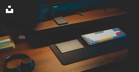 나무 표면에 흰색 상자와 흰색 상자가 있는 검은색 직사각형 개체 사진 Unsplash의 무료 책상 이미지