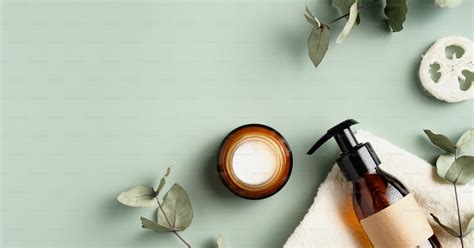 스파 화장품 제품 브랜딩 모형 수건에 펌프 샴푸 병을 지우고 보습제 크림 항아리 수세미 녹색 배경에 유칼립투스 잎 천연 허브 미용 제품 디자인 사진