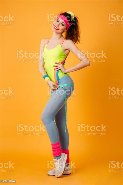 웃고 있는 스포츠우먼의 전체 길이가 서서 측정 테이프를 사용 20 29세에 대한 스톡 사진 및 기타 이미지 20 29세 가냘픈 건강한 생활방식 Istock