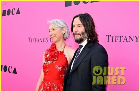 Keanu Reeves And Girlfriend Alexandra Grant Hug And Kiss At Moca 2023 Gala Photo 4920912 Keanu