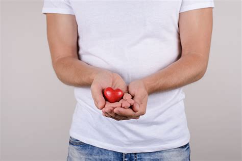 회색 배경 카피 스페이스에 고립 된 손에 작은 빨간 작은 마음을 들고 기쁘게 만족 흥분 친절한 친절한 사람들의 사진 초상화를 잘라 개념에 대한 스톡 사진 및 기타 이미지