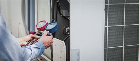 정비사 에어컨 기술자는 시스템의 냉매를 점검하기 위해 매니폴드 게이지를 사용하여 실외 공기 압축기를 검사하고 수리합니다 가정용 시설에 대한 스톡 사진 및 기타 이미지