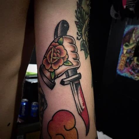 레나타투 손과 칼을 갖고 여백공간에 채워드린 스쿨작업입니다 올드스쿨타투 뉴스쿨타투 낙서타투