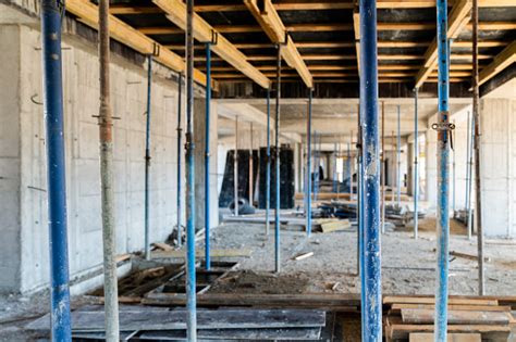 거푸집 공사는 모 놀리 식 건물의 2 층을지지합니다 벽과 천장의 보강 건물 건설 중 모놀리식 작업 클로즈업 건설 기술 0명에 대한 스톡 사진 및 기타 이미지 Istock