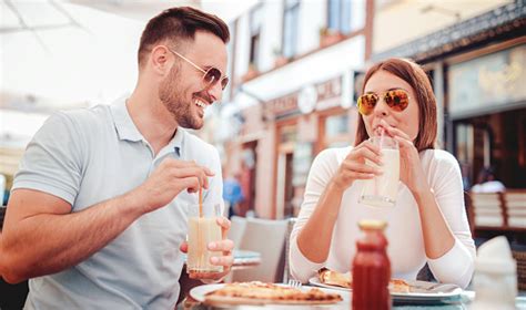 아름 다운 젊은 커플 카페에 앉아서 피자를 먹는 소비 음식 라이프 스타일 개념 2명에 대한 스톡 사진 및 기타 이미지 2명 가을 건강에 좋지 않은 음식 Istock