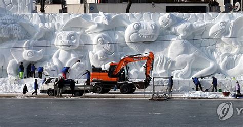 모습 드러낸 화천산천어축제 눈조각