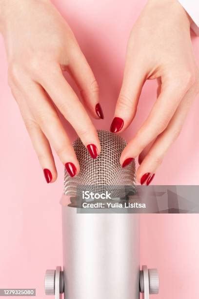 마이크 근처에서 완벽한 매니큐어로 손을 잡는 여성 Asmr 소리를 만들기 자율 감각 쾌락 반응에 대한 스톡 사진 및 기타 이미지