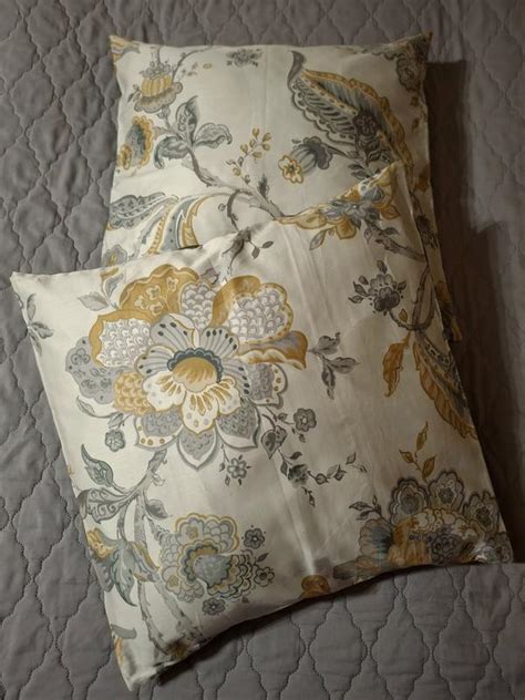 Декоративна подушка з наволочкою — ціна 150 грн у каталозі Подушки Купити товари для дому та