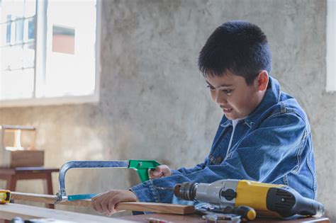 목공 이나 작업장에서 나무 보드를 톱으로 아시아 목수 소년 10 11세에 대한 스톡 사진 및 기타 이미지 10 11세 Diy 가정 생활 Istock