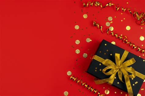 블랙 컬러의 기프트 박스와 황금색 색종이와 붉은 색채의 스트리머가 있는 황금 리본 0명에 대한 스톡 사진 및 기타 이미지 0명 개념 검은색 Istock