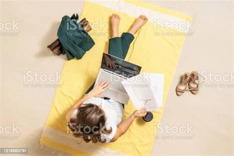 사무실 정장에 사업가 프리랜서 모래 해변의 해변 수건에 앉아 커피를 마시고 그래픽과 차트와 노트북에서 작업 점심 시간 공중 보기 해변에 대한 스톡 사진 및 기타 이미지