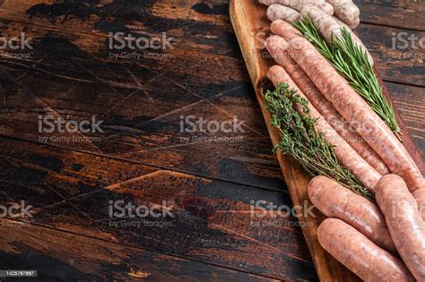 나무 판에 쇠고기 돼지 고기 양고기 및 닭고기 다진 고기를 곁들인 생 수제 소시지 나무 배경 상단 보기 공간 복사 0명에 대한 스톡 사진 및 기타 이미지 Istock