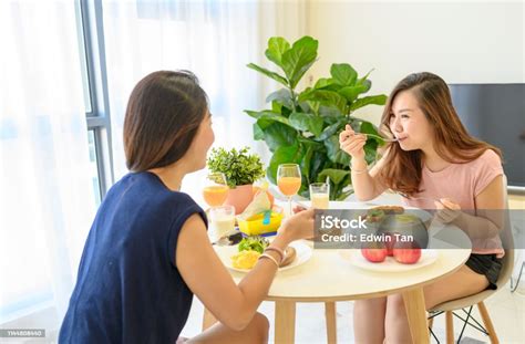 2 아시아의 중국의 여자 형제 주말 동안 창 근처 식당에서 아침 식사와 결합 시간을 갖는 2명에 대한 스톡 사진 및 기타 이미지