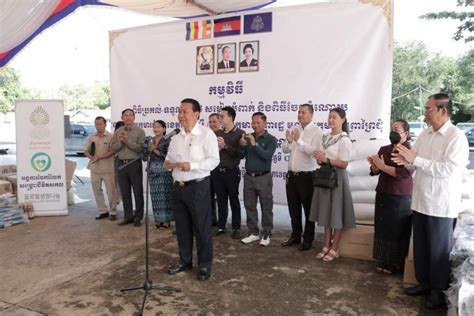 លោក ម៉ម ប៊ុននាង នាំយកអំណោយរបស់សម្តេចវិបុលសេនាភក្តី ប្រធានព្រឹទ្ធសភា និងលោកជំទាវ