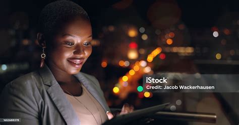 기업 흑인 여성 태블릿 사무실은 밤 옥상 데이터 분석을 위해 소셜 미디어를 읽습니다 디지털 마케팅 계획 회사의 목표 Ux 및 분석을 위한 모바일 기술에 어둡고 집중 매스컴에