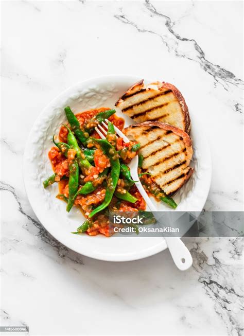 토마토 소스와 구운 빵에 녹색 콩 맛있는 채식 점심 식사 밝은 배경에 간식 전망 0명에 대한 스톡 사진 및 기타 이미지 0명 건강한 생활방식 건강한 식생활 Istock