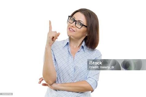 검지 손가락을 고립 주의 흰색 배경으로 안경에 중 년 여자의 초상화 손가락 올리기에 대한 스톡 사진 및 기타 이미지 손가락 올리기 여자 한 명의 여자만 Istock