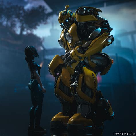 3a Dlx Bumblebee In Hand Early Look Photo Review Transformers News Tfw2005