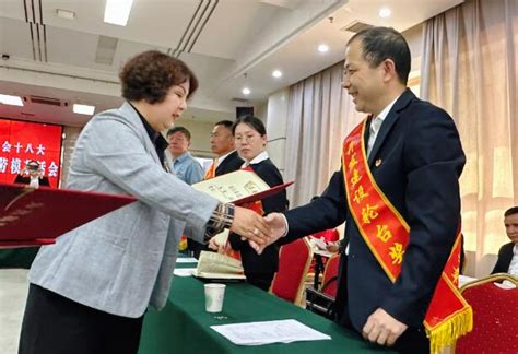 轮台县举办庆“五一”国际劳动节暨劳模茶话会