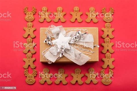 빨간 배경에 겨울 진저 브레드 쿠키로 만든 둥근 프레임 내부의 선물 겨울에 대한 스톡 사진 및 기타 이미지 겨울 계절 공예 Istock