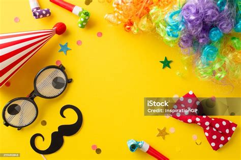 재미있는 안경 무지개 광대 가발 유쾌한 나비 넥타이 생일 모자 가짜 콧수염 재미있는 소음기 밝은 노란색 필드에 색종이 조각 텍스트 공간을 보여주는 축제 만우절 컬렉션