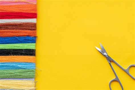 노란색 배경에 줄로 배치 된 자수를위한 여러 가지 색상 스레드 상단 보기 복사 공간 평평하게 자수에 대한 스톡 사진 및 기타 이미지 Istock