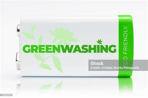 9 볼트 녹색과 흰색 배터리라는 단어 그린 워시인쇄 그린워시는 환경에 미치는 영향 측면에서 기업의 잘못된 이미지를 구축하기 위한 커뮤니케이션 기술입니다 배터리 전원에 대한