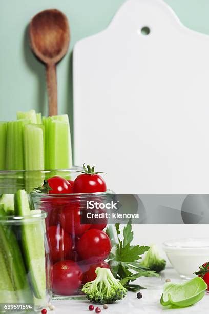 딥과 화이트 세라믹 서빙 보아와 함께 다양한 신선한 야채 0명에 대한 스톡 사진 및 기타 이미지 0명 가지 식물 부위 건강한 생활방식 Istock