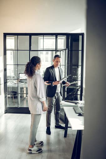 사무실에서 그녀의 심각한 상사에 오는 세련 된 곱슬 연수생 경영자에 대한 스톡 사진 및 기타 이미지 경영자 고용과 노동 곱슬 머리 Istock