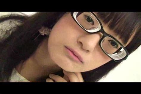 瓶底眼镜娘摘眼镜 超厚超厚瓶底眼镜娘 伤感说说吧