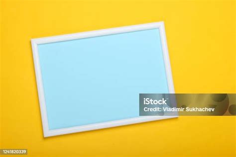 노란색 배경에 공간을 복사할 수 있는 빈 프레임입니다 파스텔 컬러 트렌드 미니멀리즘 0명에 대한 스톡 사진 및 기타 이미지 0명 공란 공예 Istock